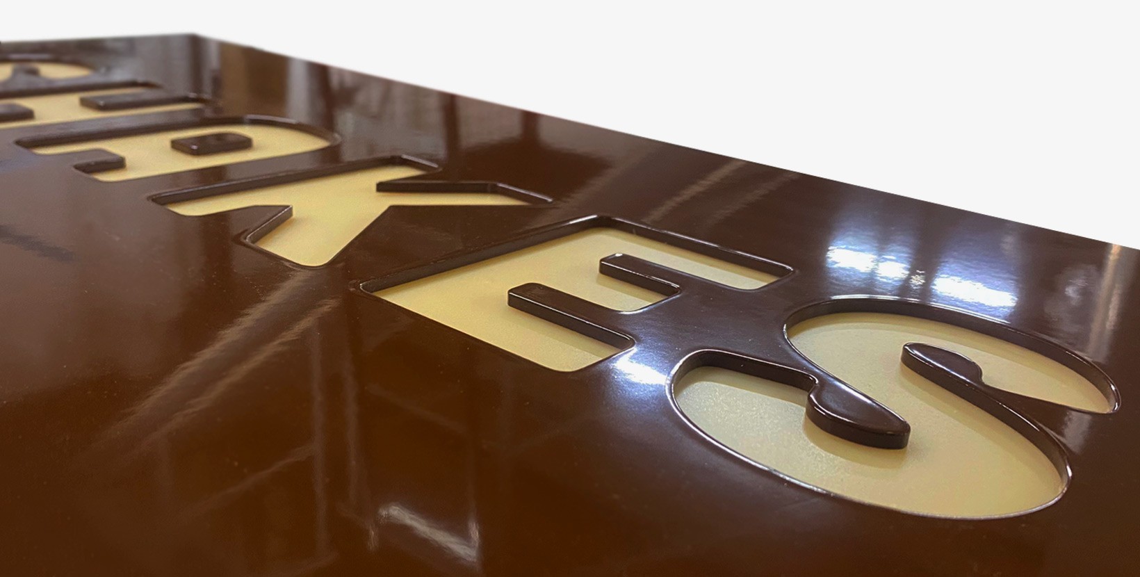 Rótulo luminoso calado con perfil de metacrilato. Elegante y moderno.