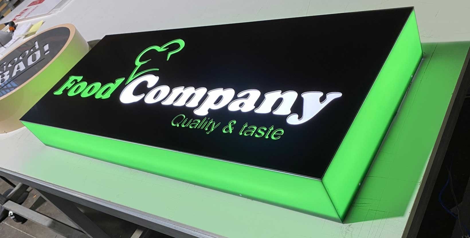 Rótulo luminoso calado con perfil de metacrilato. Elegante y moderno.