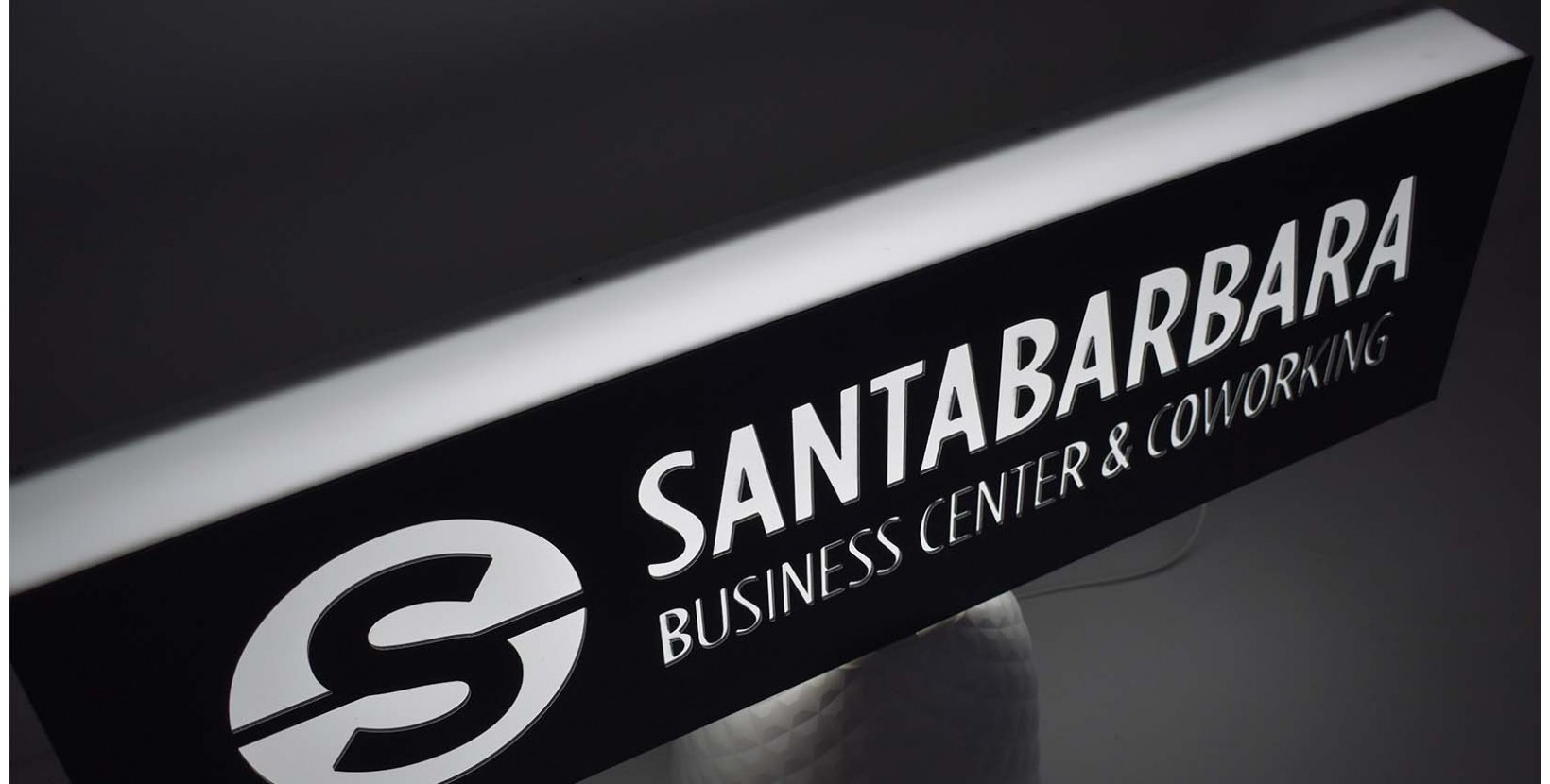 Rótulo luminoso calado con perfil de metacrilato. Elegante y moderno.