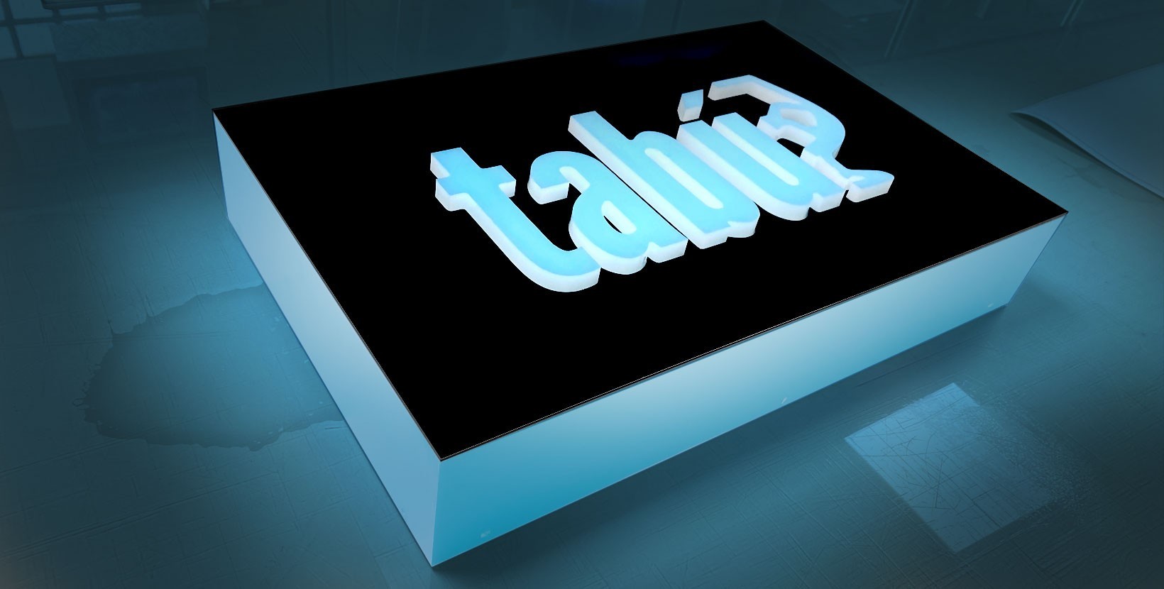 Rótulo luminoso calado con perfil de metacrilato. Elegante y moderno.