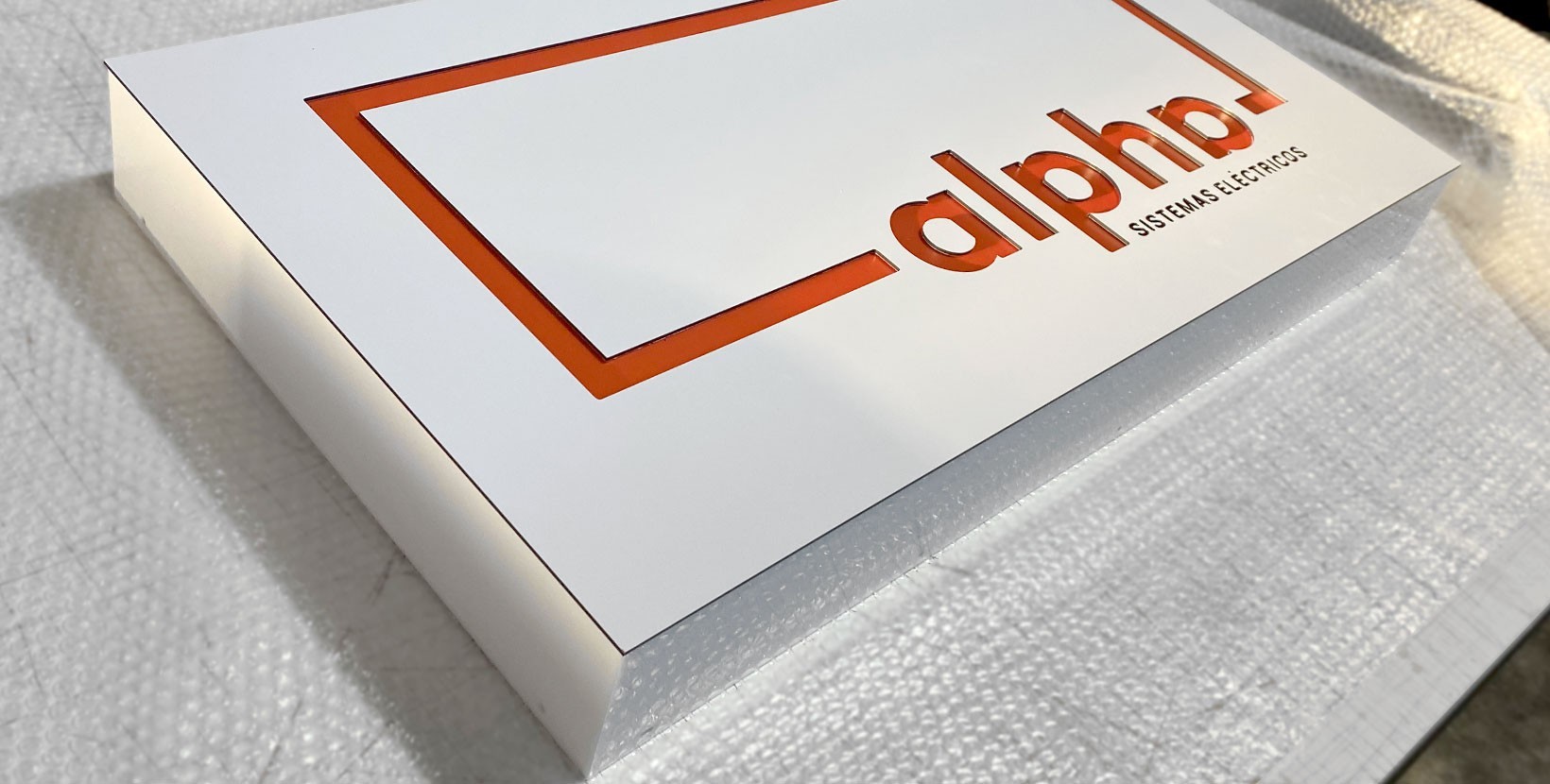 Rótulo luminoso calado con perfil de metacrilato. Elegante y moderno.