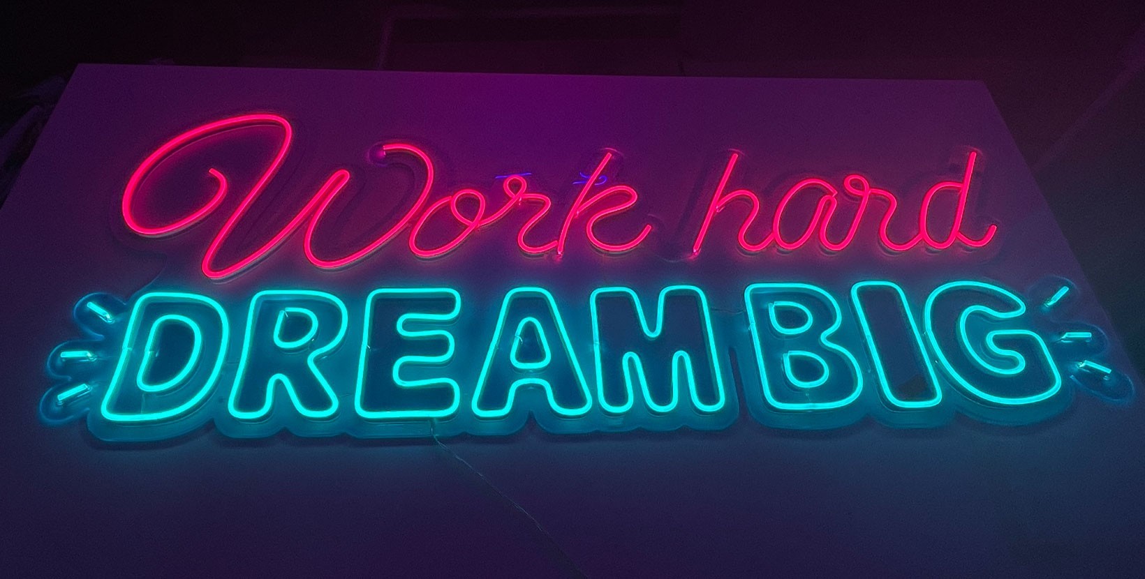 Neón Work Hard Dream Big | Neon flex con frase
