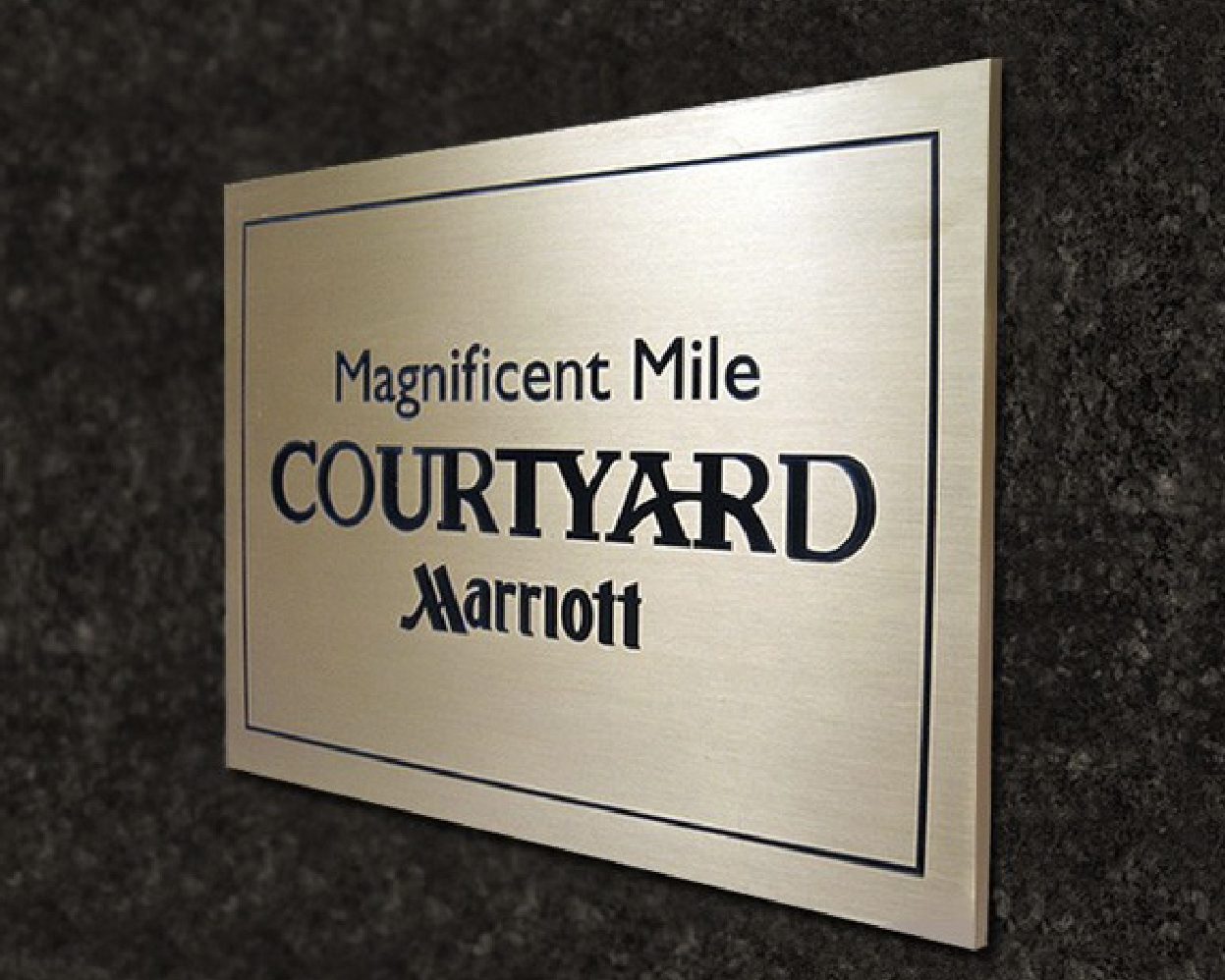 ¿Placas grabadas en metal o en metacrilato? Elige la tuya.